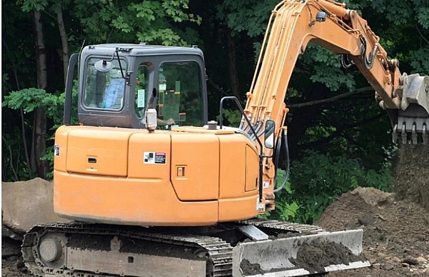 Moderne Bagger für Friedhöfe – effizientes Graben von Gräbern ...